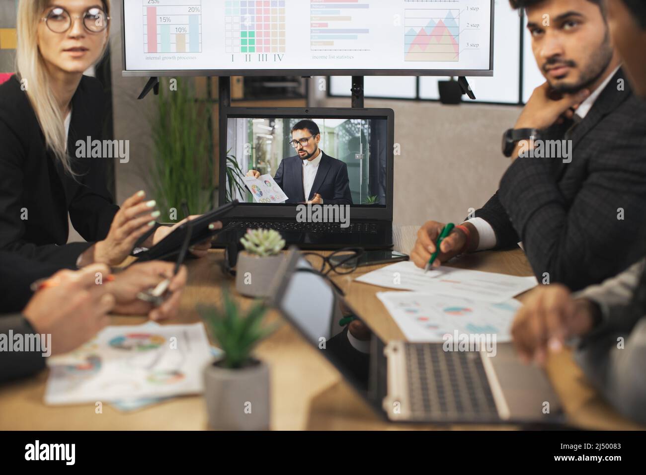 Videoconferencing group hi-res stock photography and images - Alamy