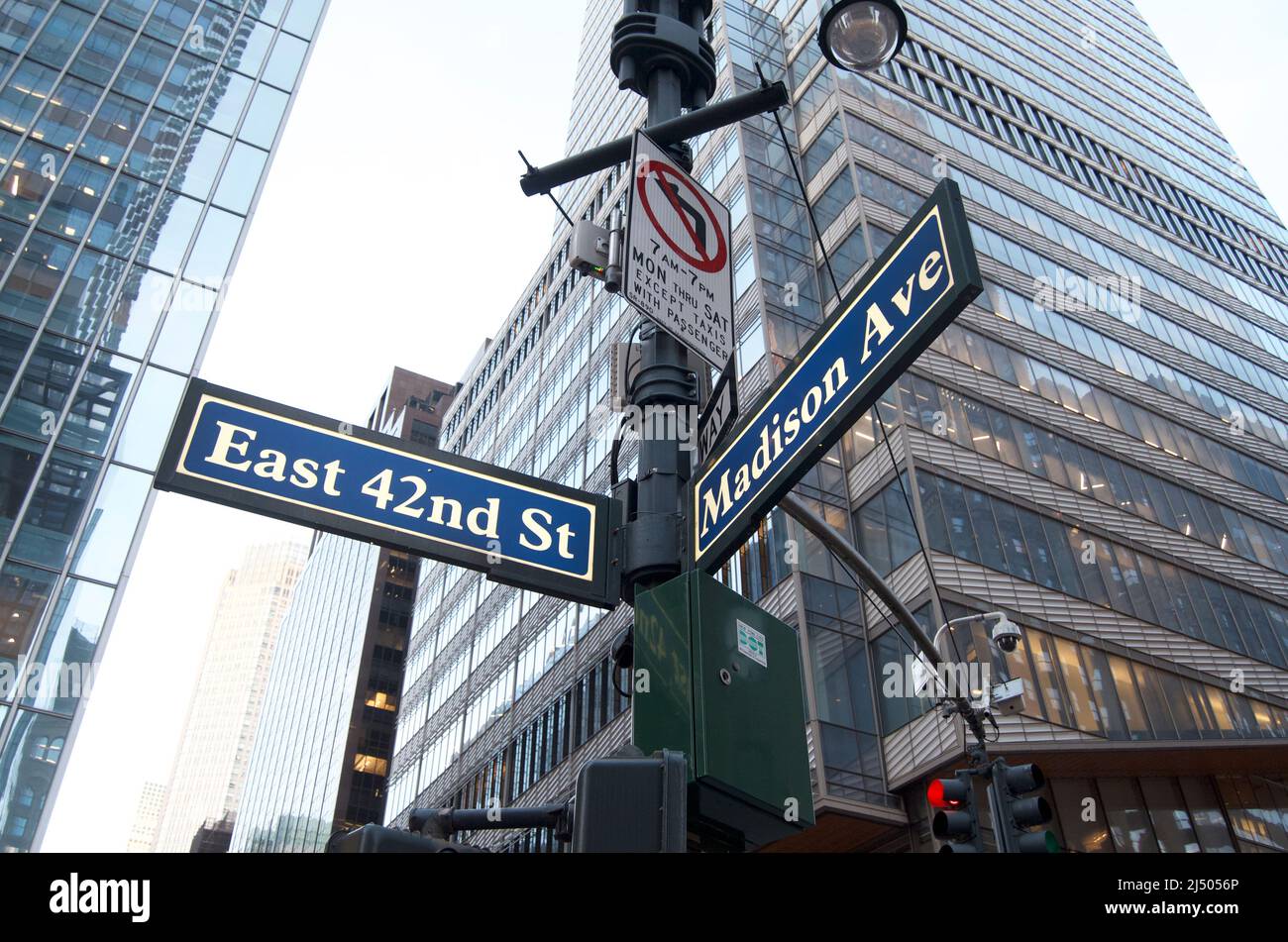 Madison Avenue and East 42nd Streets intersection Stock Photo - Alamy
