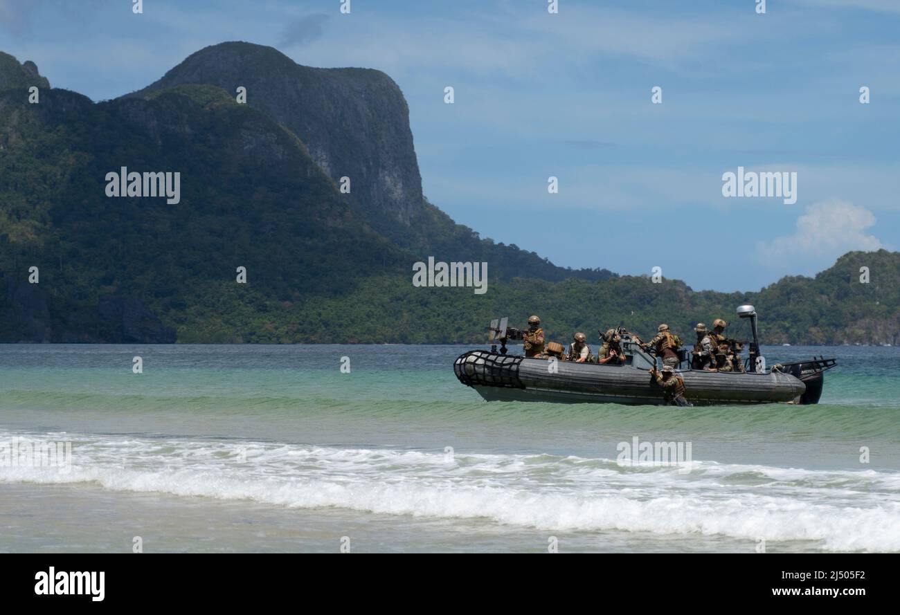 Members of the Philippine Navy Special Operations Group, U.S. Navy ...
