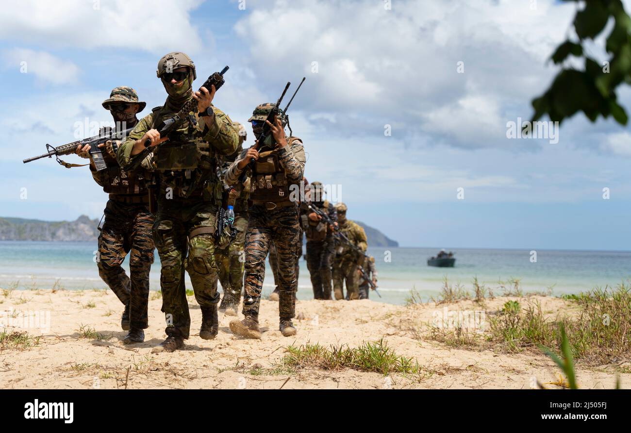 Members of the Philippine Navy Special Operations Group, U.S. Navy ...