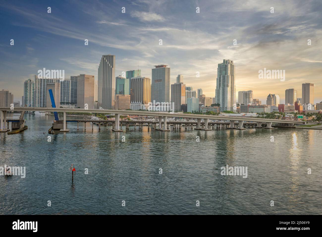 Cruise ship coming into port hi-res stock photography and images - Alamy