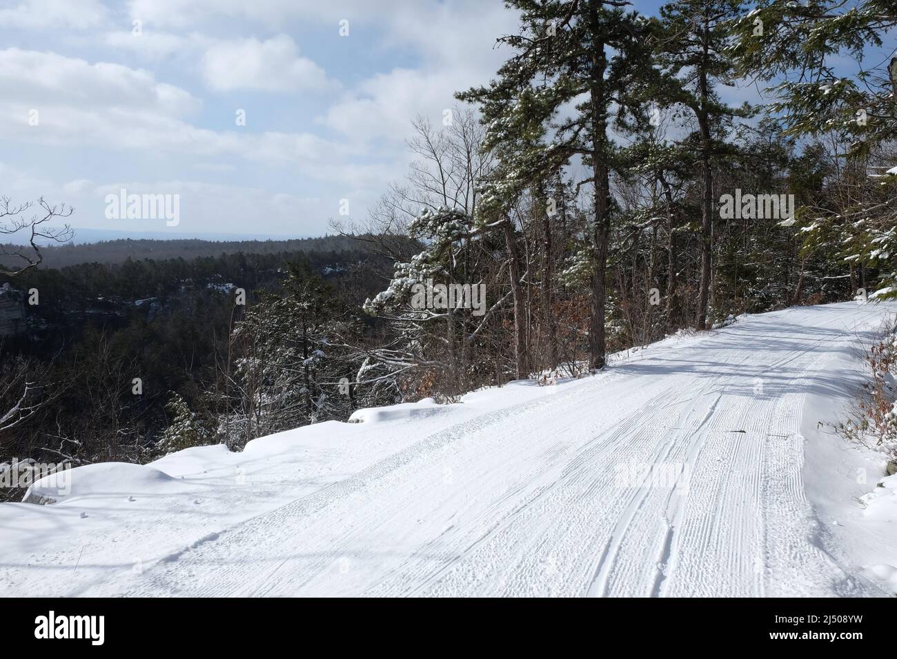 Winter snow in Lake Minnewaska state park, New York Stock Photo - Alamy