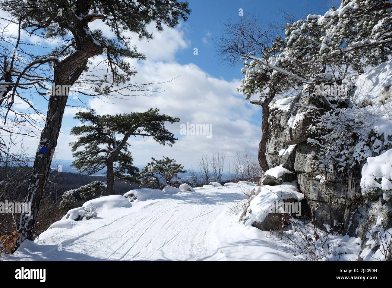 Winter snow in Lake Minnewaska state park, New York Stock Photo - Alamy