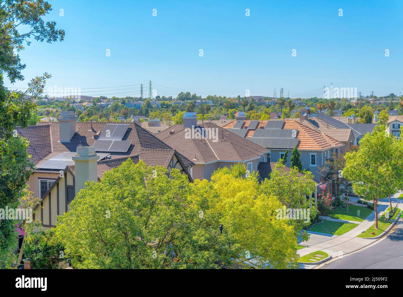 Side angle suburban street hi-res stock photography and images - Alamy