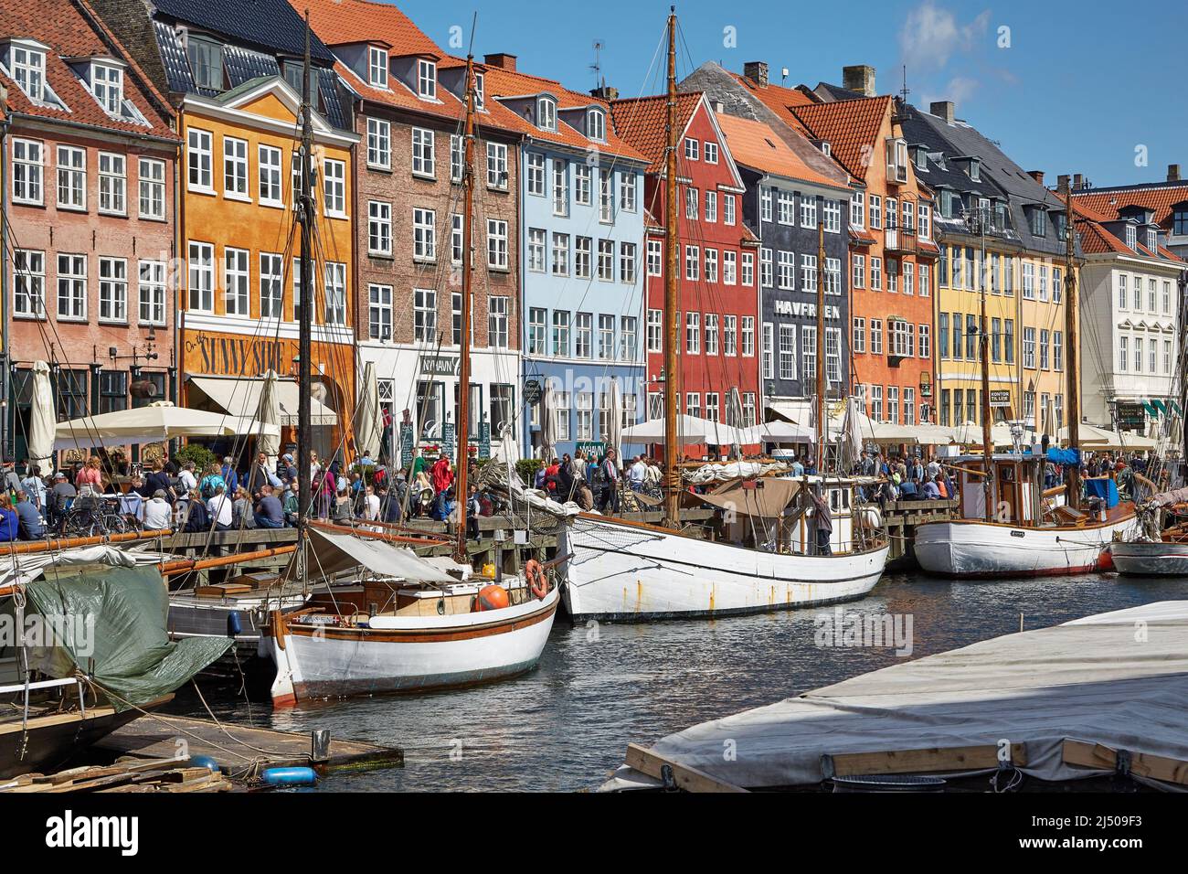 Nyhavn street scene hi-res stock photography and images - Alamy