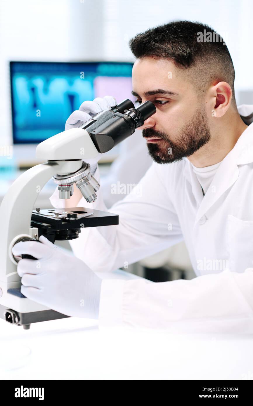 Man in lab coat hi-res stock photography and images - Alamy