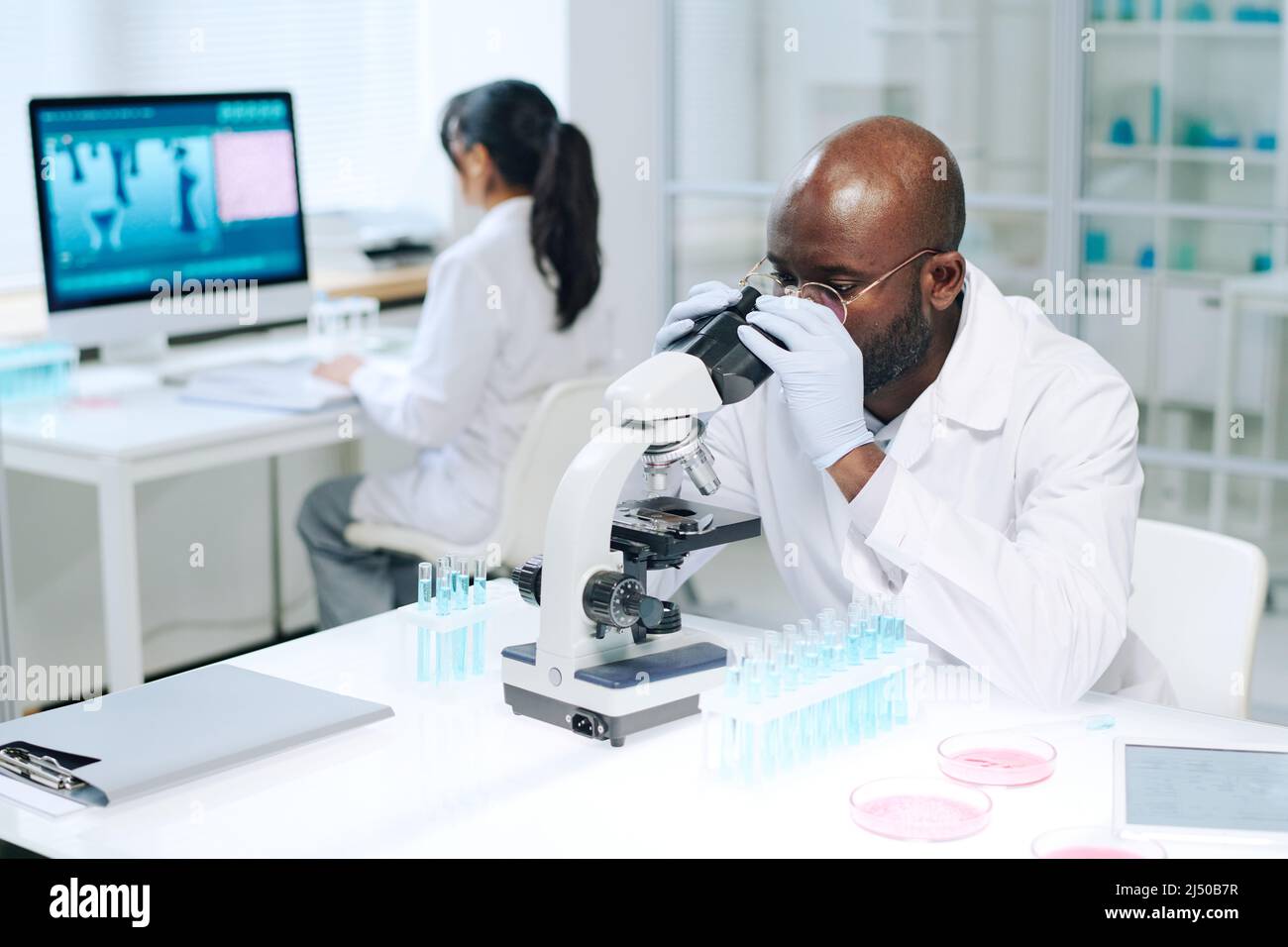 Microscope black woman hi-res stock photography and images - Alamy