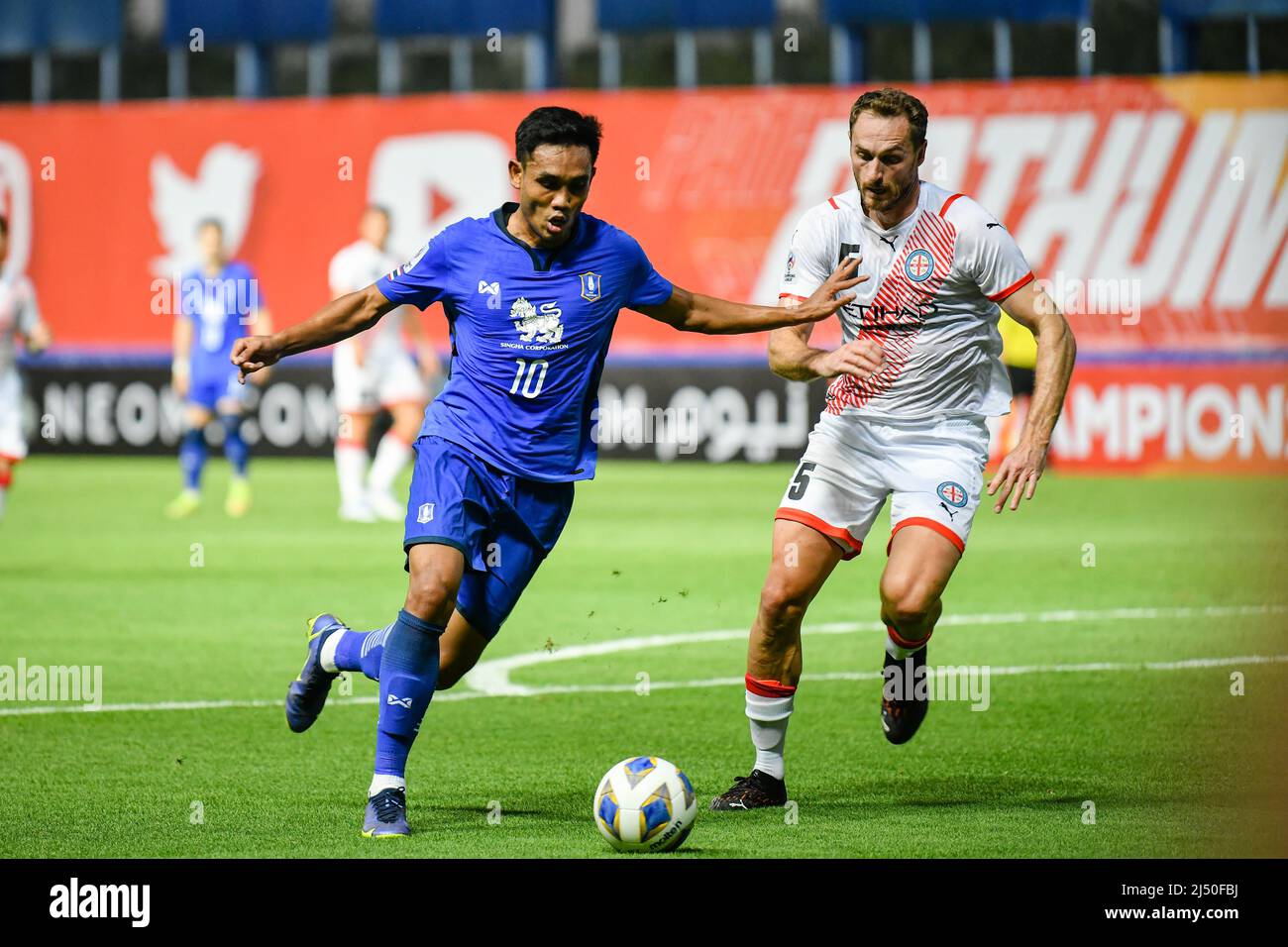 Teerasil Dangda (L) of BG Pathum United and Rostyn Griffiths (R) of ...
