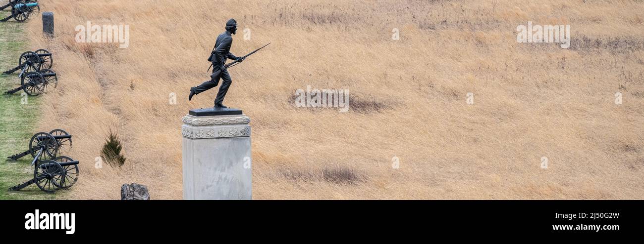 First Minnesota Infantry Regiment Monument and battlefield cannons on ...