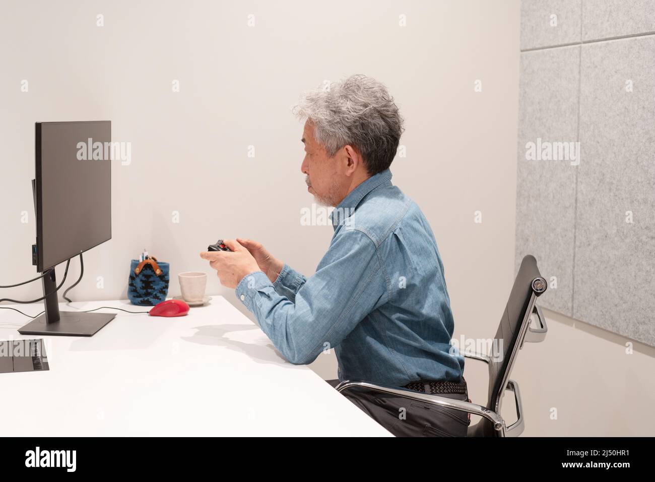 Japanese male gamer hi-res stock photography and images - Alamy