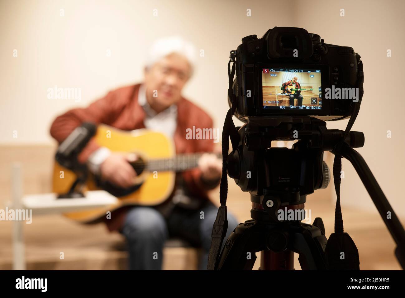 Musician live streaming playing hi-res stock photography and images - Alamy