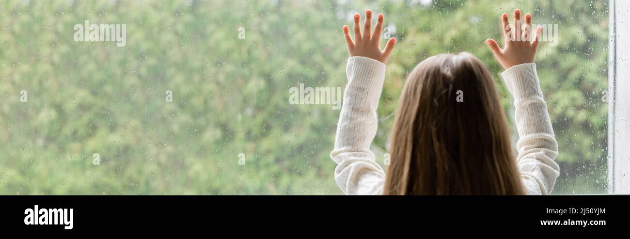 Child back view window hi-res stock photography and images - Alamy