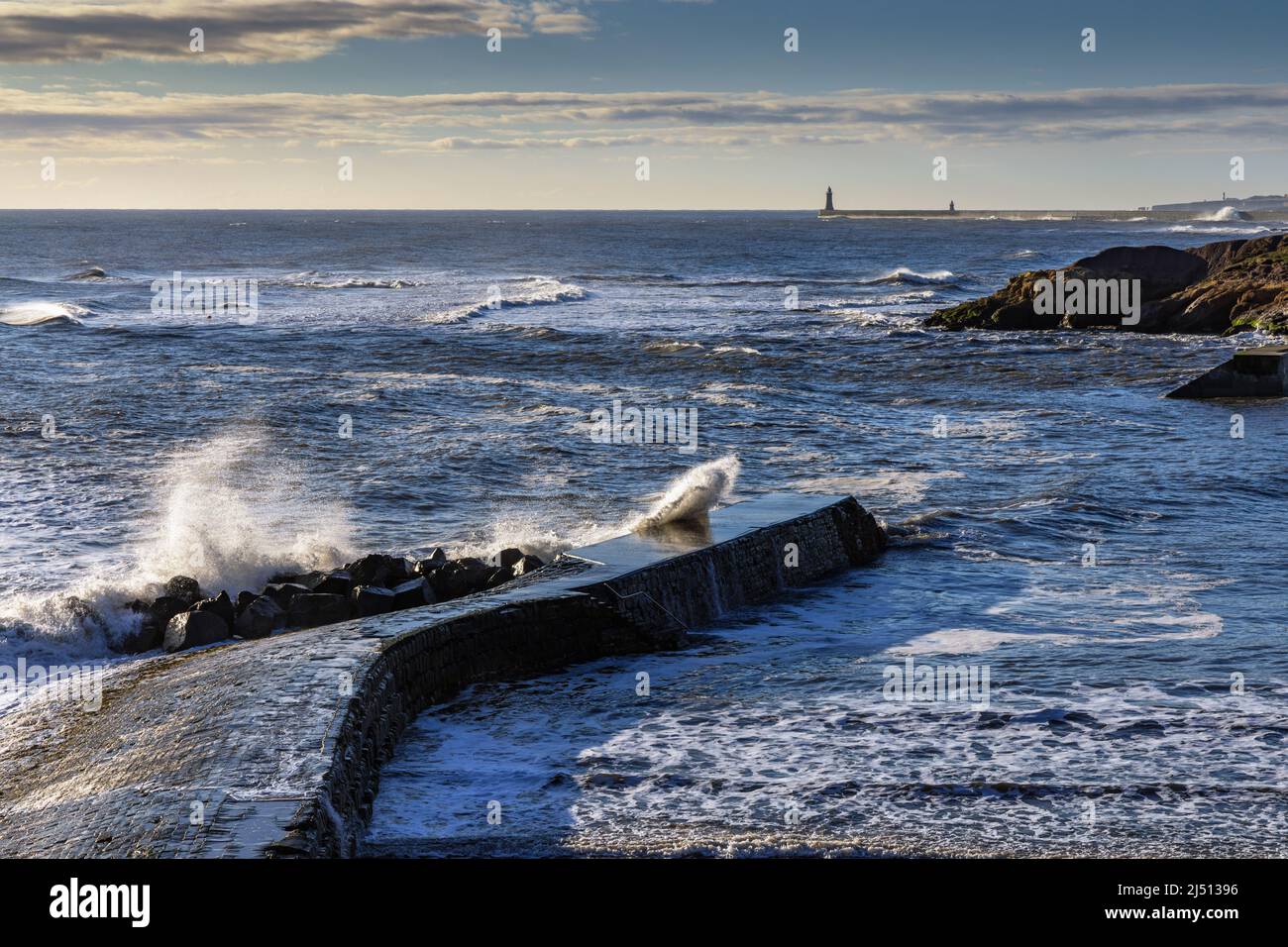 Spring tide waves uk hi-res stock photography and images - Alamy