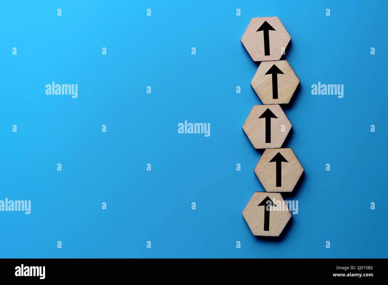 Chain of blocks of unidirectional arrows with copy space. Consistency ...