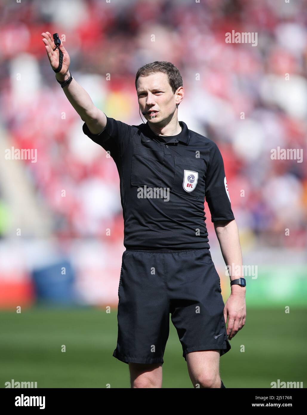Peter wright referee hi-res stock photography and images - Alamy