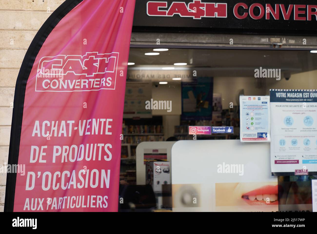 Bordeaux , Aquitaine France - 03 12 2022 : cash converters brand text ...