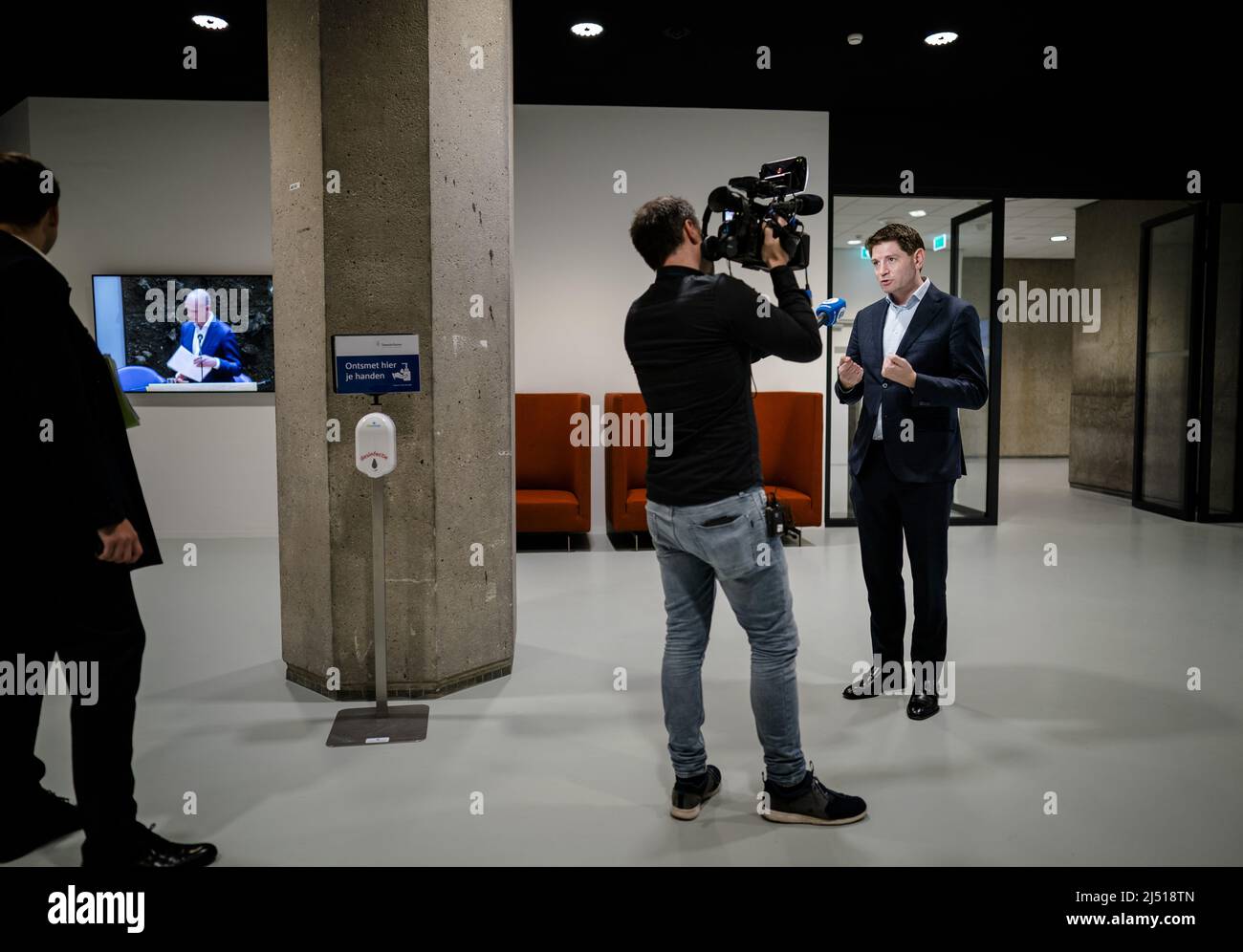 2022-04-19 11:04:18 THE HAGUE - Jan Paternotte (D66) prior to the D66 group meeting. D66 member ...