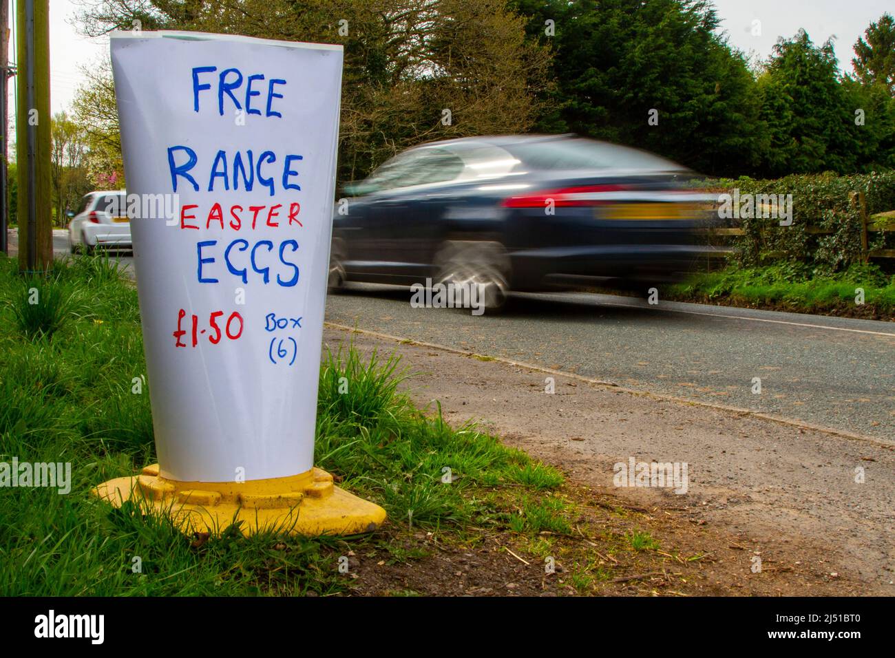 Eggs for sale signs hi-res stock photography and images - Alamy