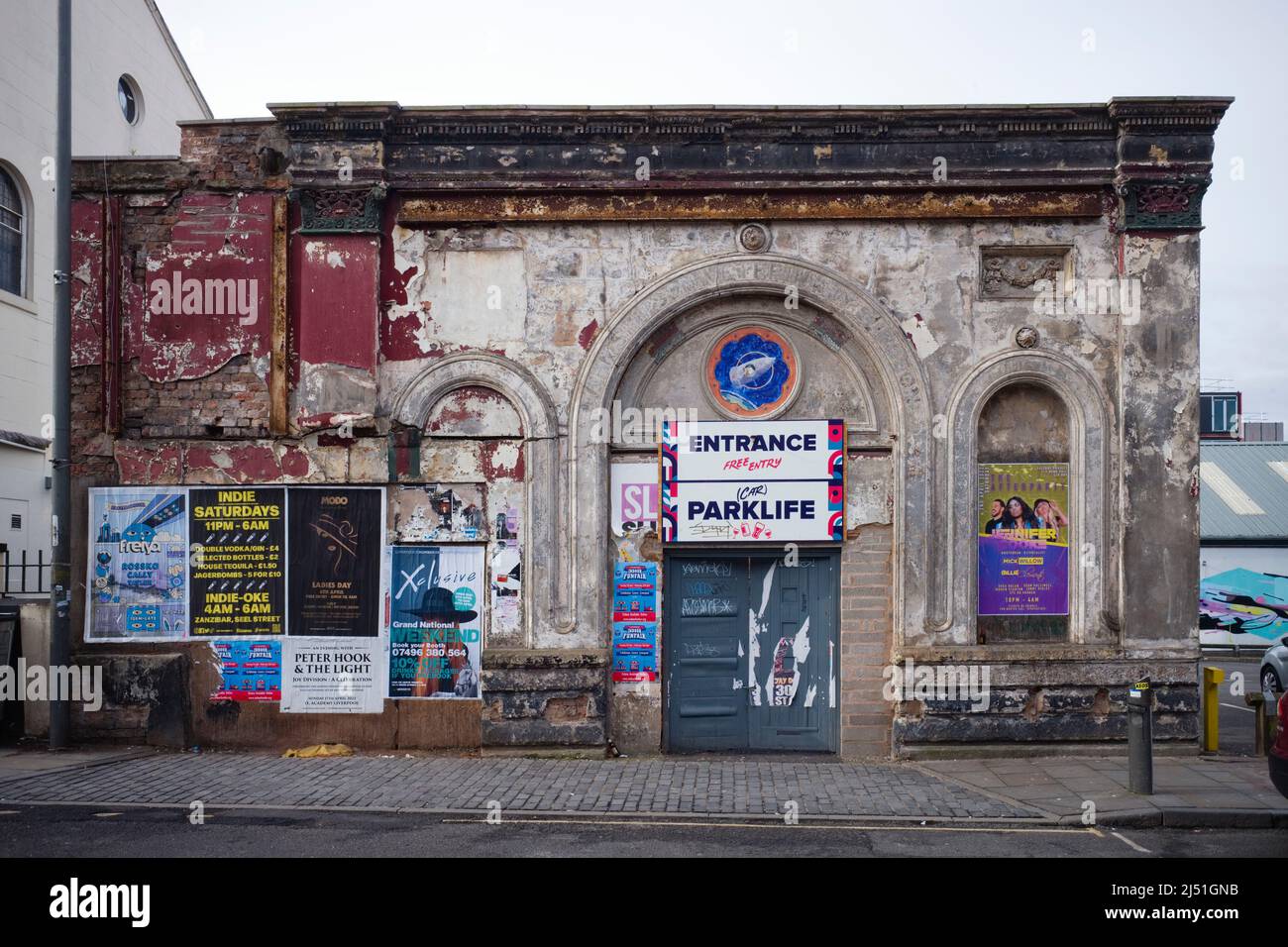 Car park behind building hi-res stock photography and images - Alamy