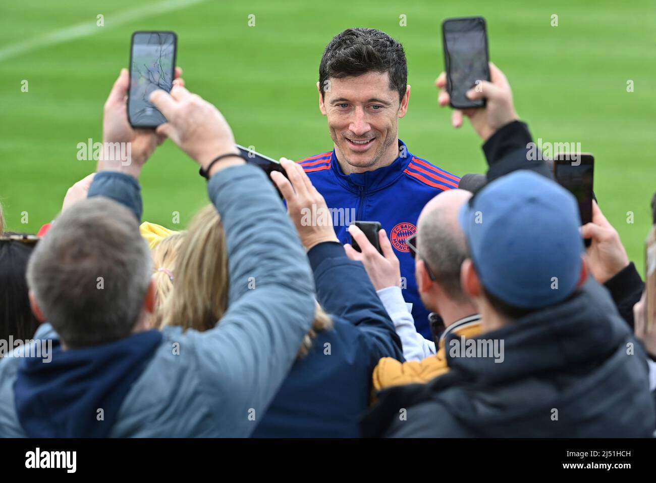 Munich, Deutschland. 19th Apr, 2022. Robert LEWANDOWSKI (FC Bayern ...