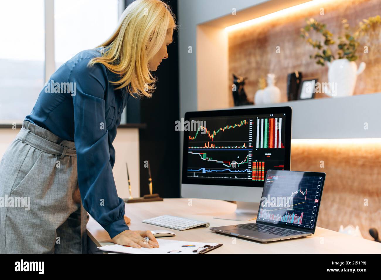 Stock market indicators hi-res stock photography and images - Alamy