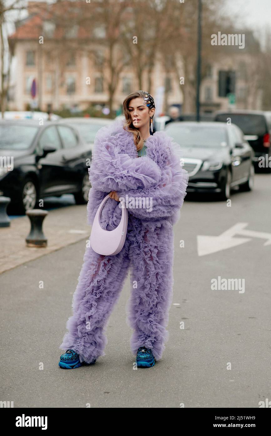 Street style, Clara Berry arriving at Coperni Fall-Winter 2022-2023 ...