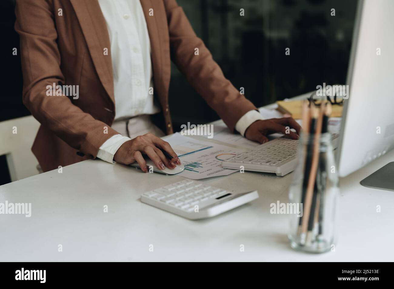 Accountant female black hi-res stock photography and images - Alamy