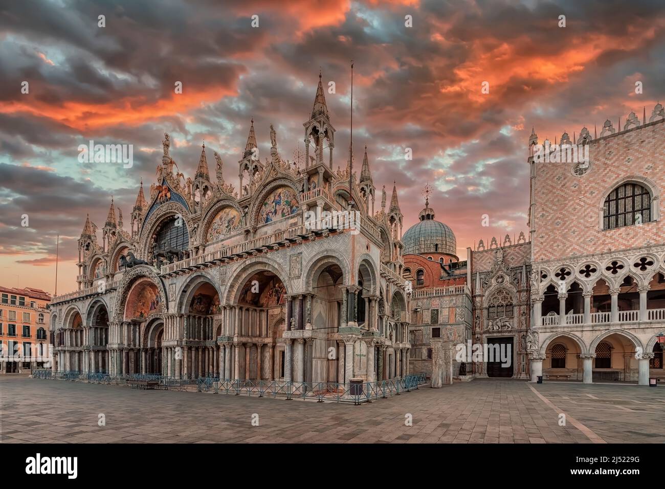 Venice st mark's basilica canal hi-res stock photography and images - Alamy