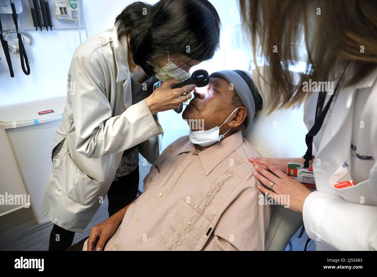 Dr. Shilpa Mehta, left and Dr. Joanna Jaros examine Ananias Ocampo, 78 ...
