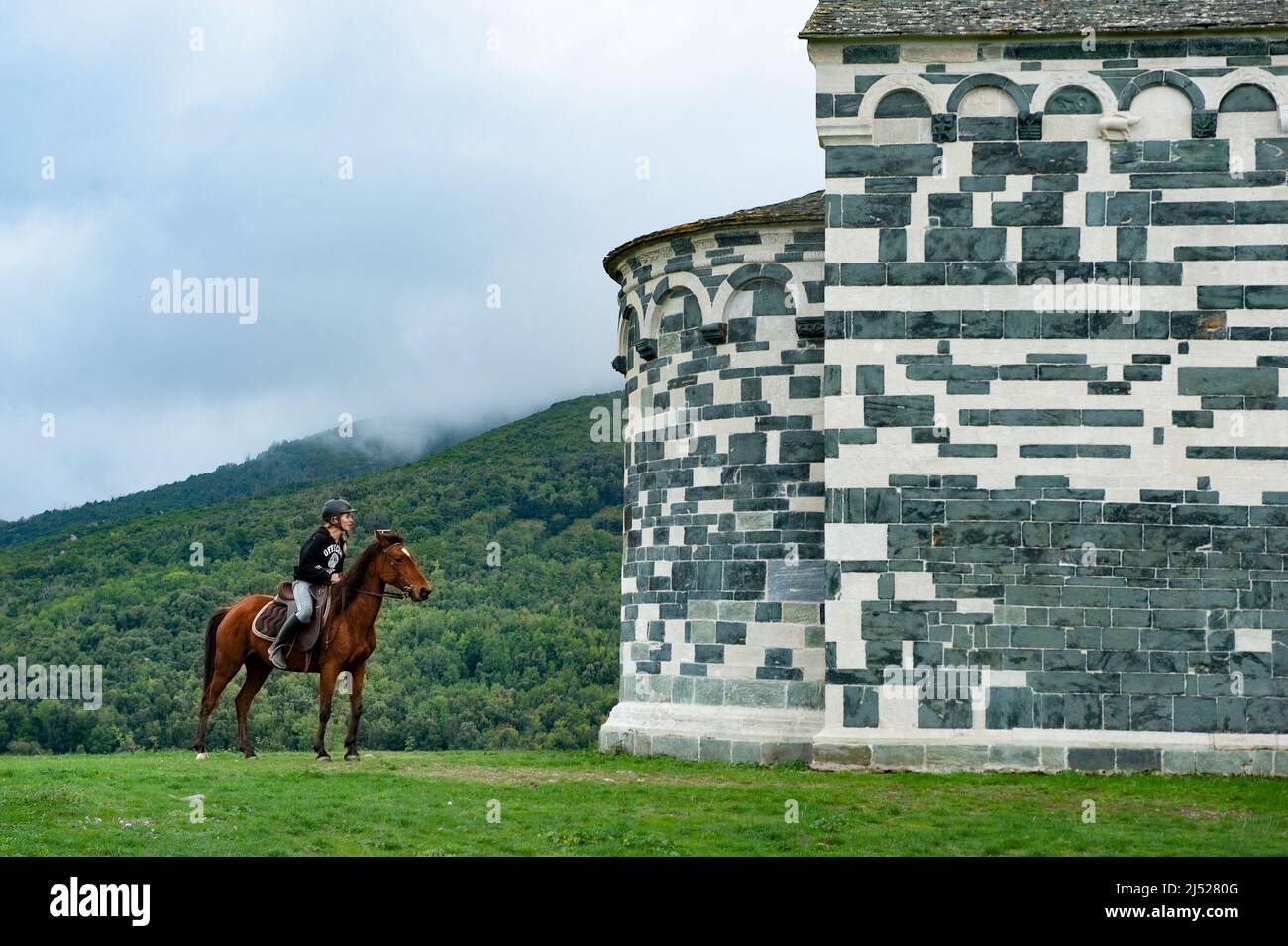 Romanesque style architecture hi-res stock photography and images - Alamy