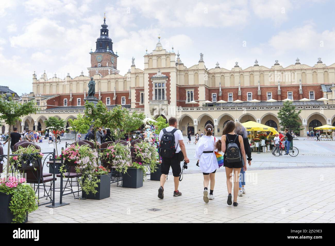 Public meeting market square hi-res stock photography and images - Alamy