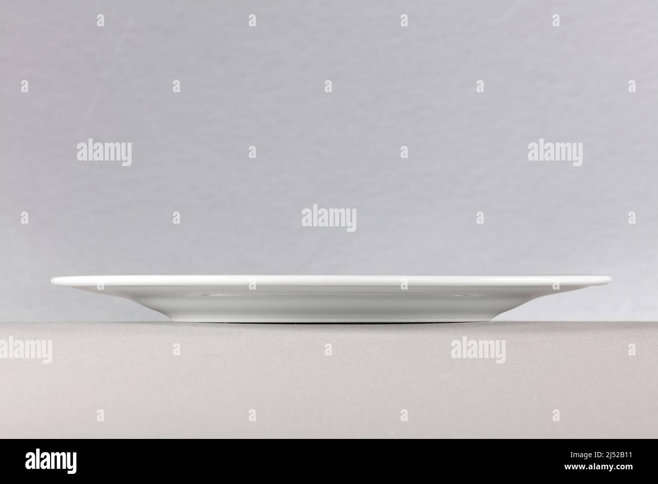 On white round plate green hi-res stock photography and images - Alamy