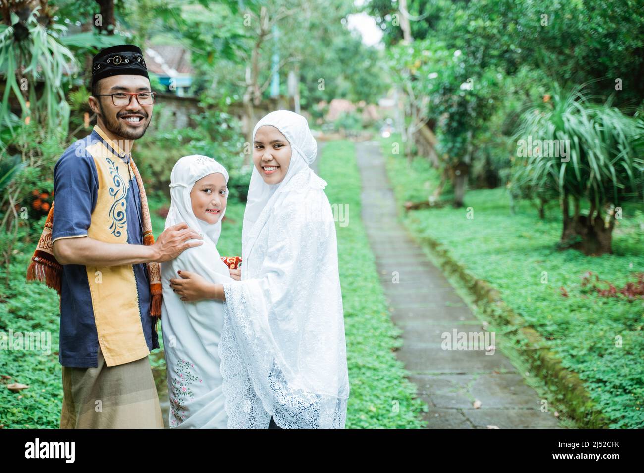 family going to the mosque to do idul fitri or eid mubarak prayer Stock ...