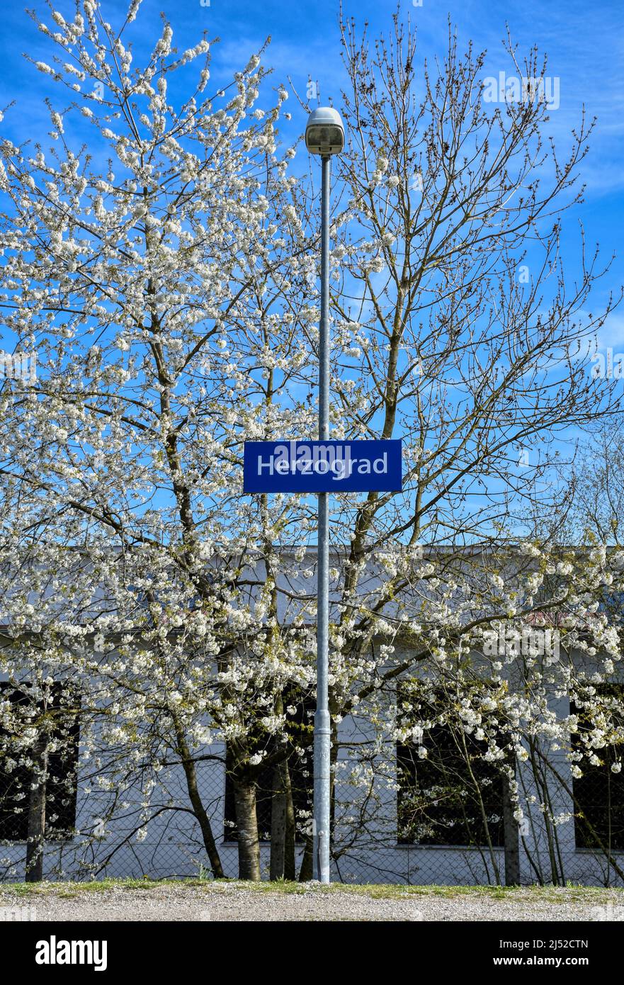 Eisenbahn bahnsteig hi-res stock photography and images - Alamy