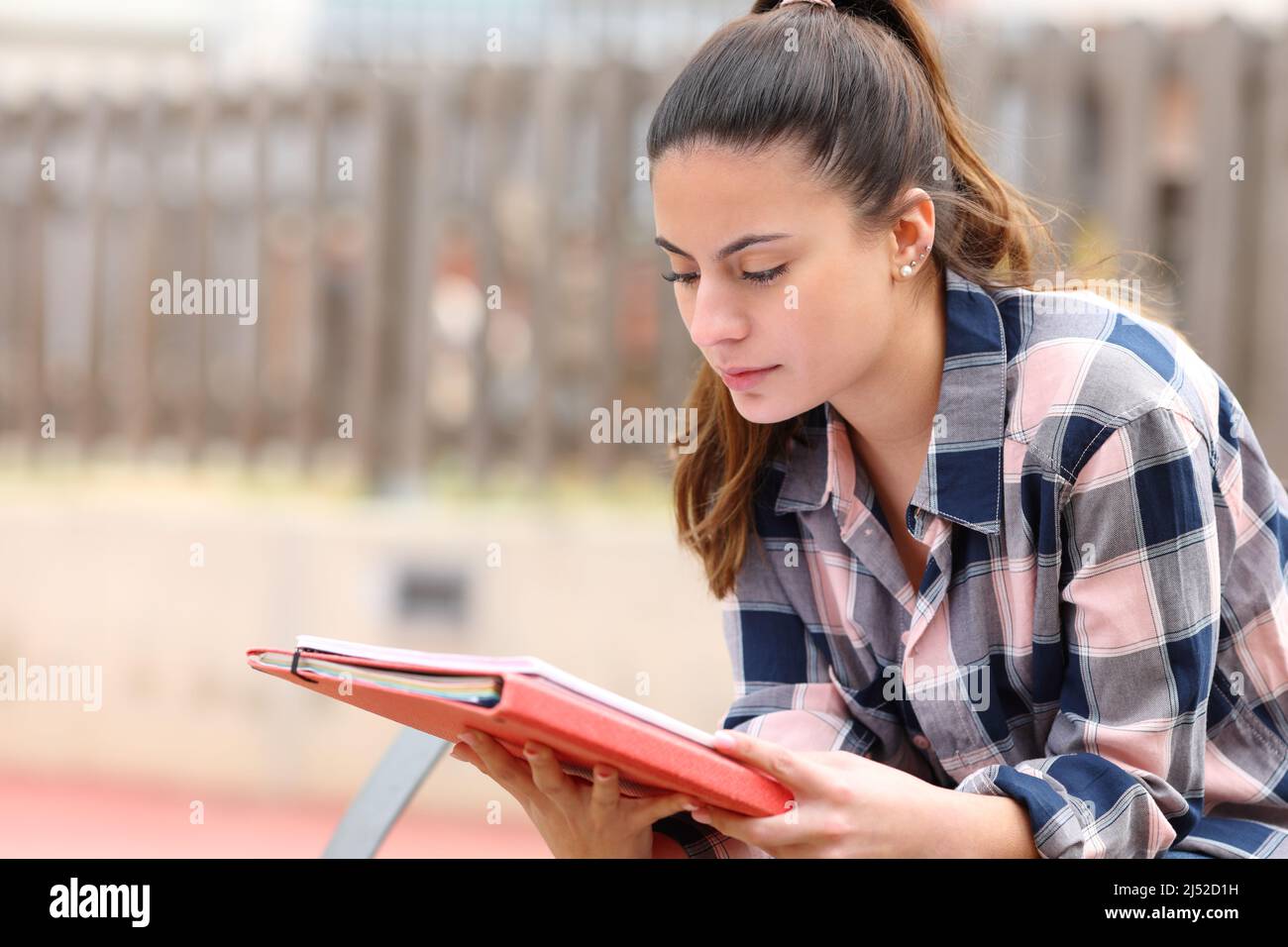 Concentrated teen studying memorizing notes in a park Stock Photo - Alamy