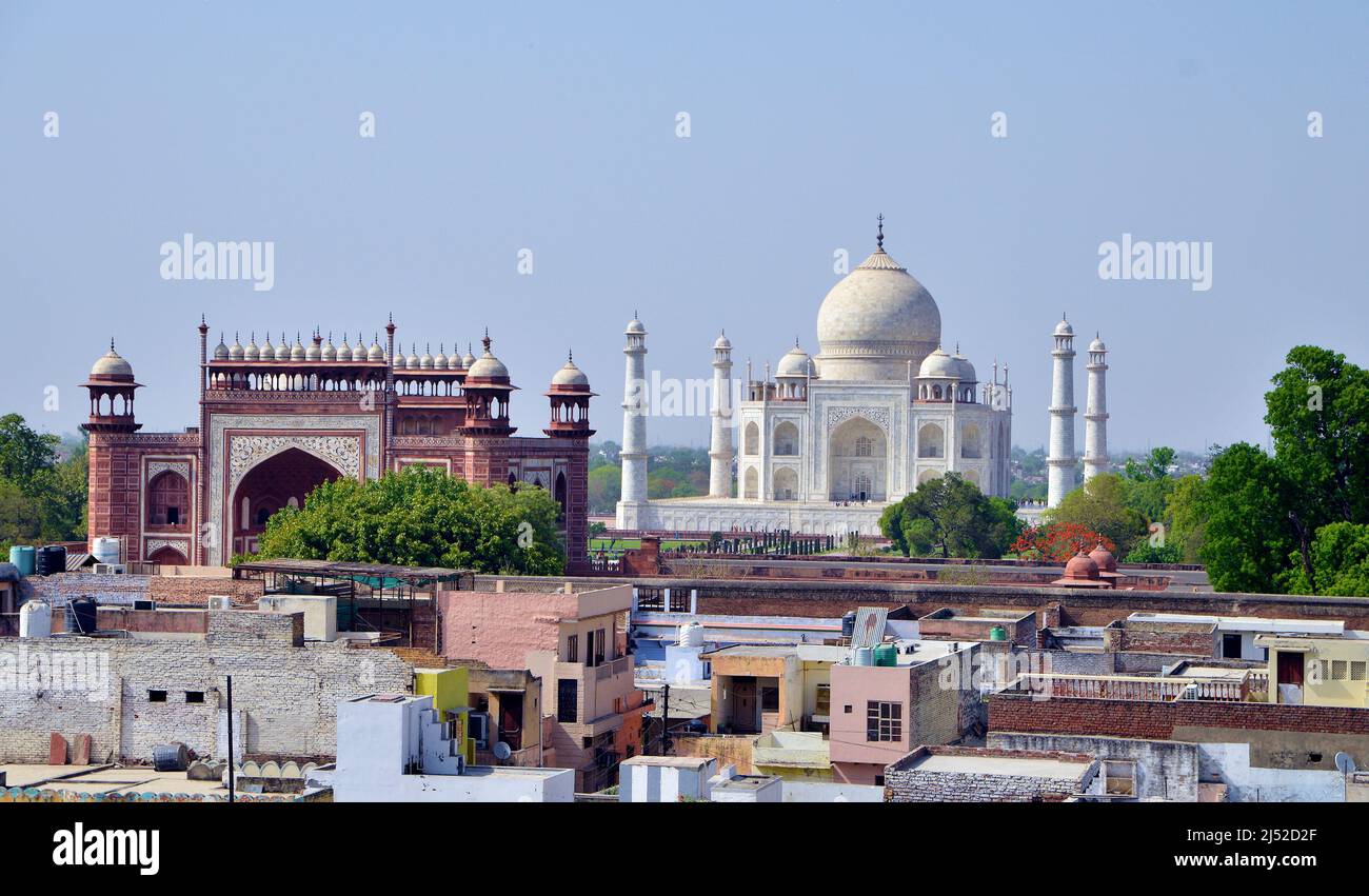 Expansive Taj Mahal Complex looming large over neighbouring agra ...