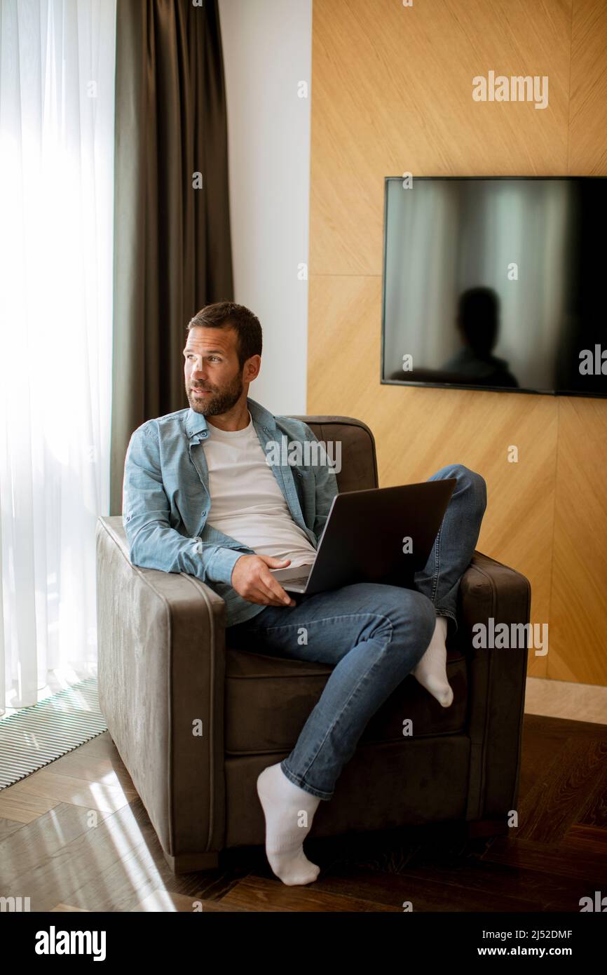 Young adult internet room hi-res stock photography and images - Alamy