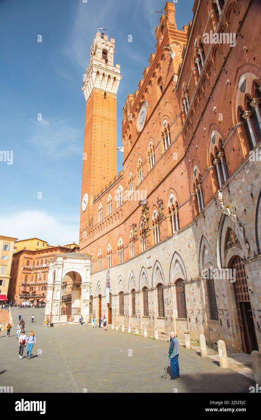 Campo Square (Piazza del Campo), Palazzo Pubblico (Town Hall) and ...