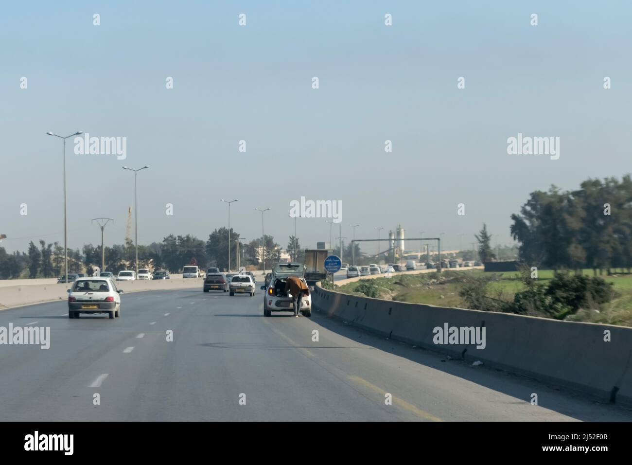 Car parked on the side of the highway turn, a dangerous situation ...