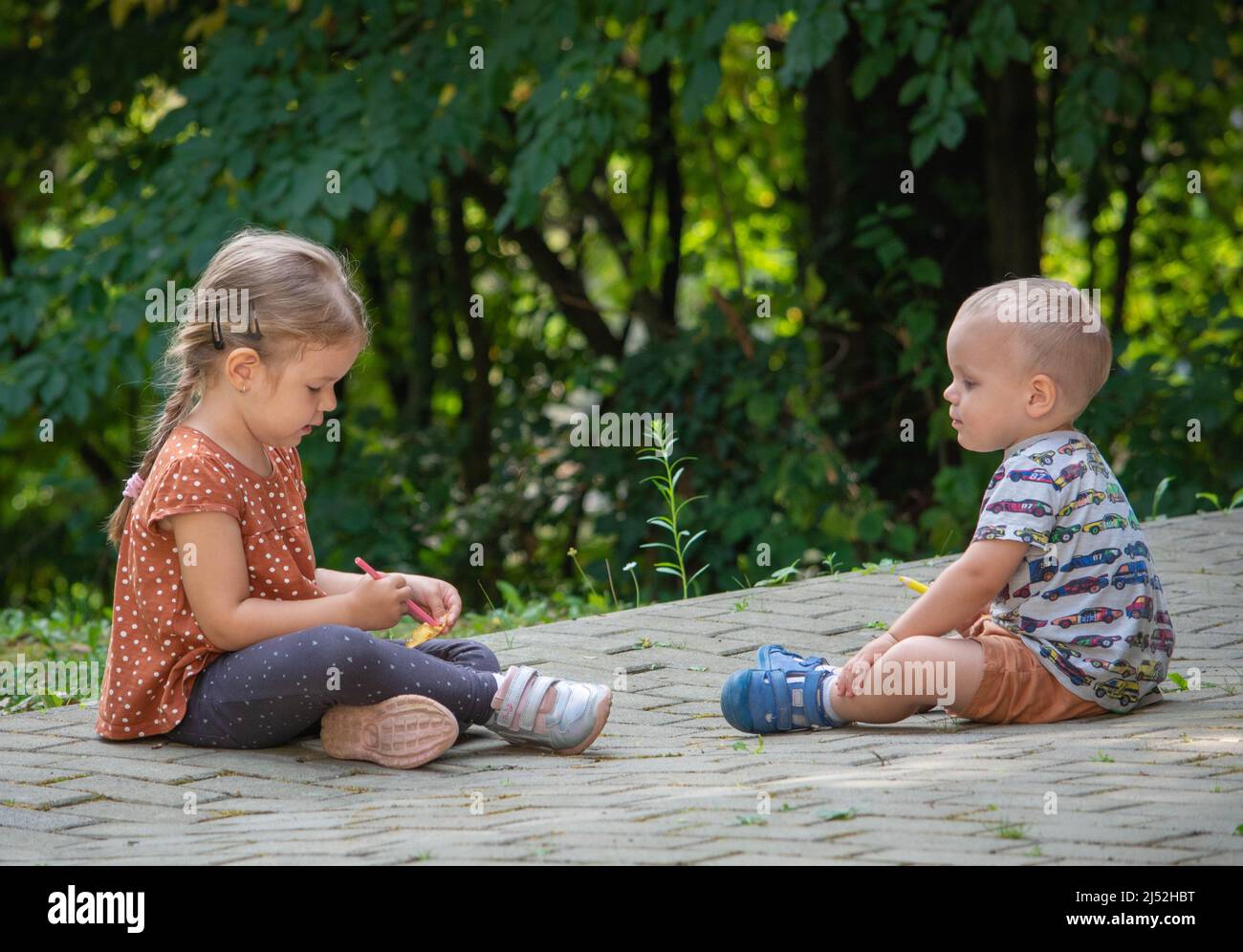 2 children are playing Stock Photo - Alamy