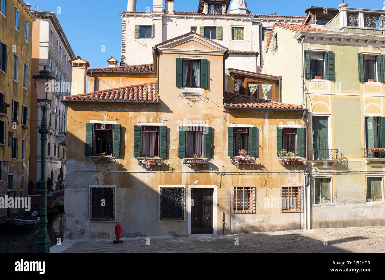 Empty courtyard hi-res stock photography and images - Alamy