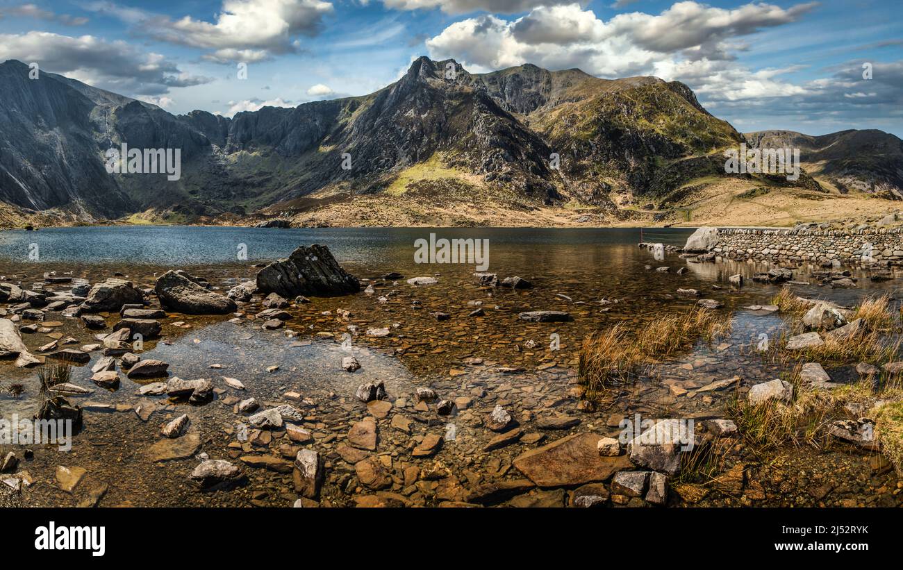 Lyn Idwal lake in Cwm Idwal, Glyderau Mountains, Snowdonia National ...
