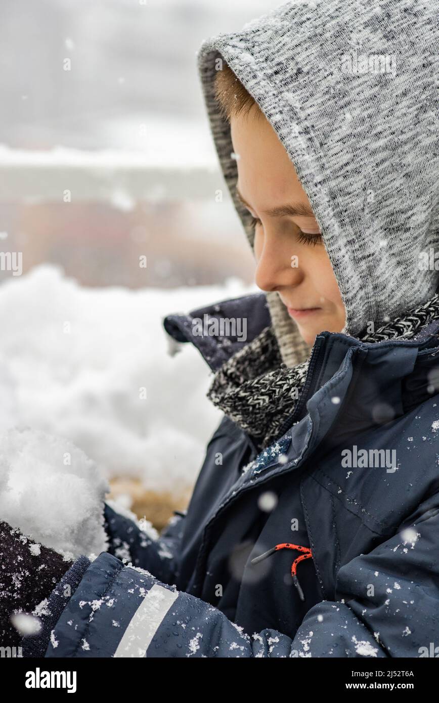 Smiling cute boy snowing boys hi-res stock photography and images - Alamy