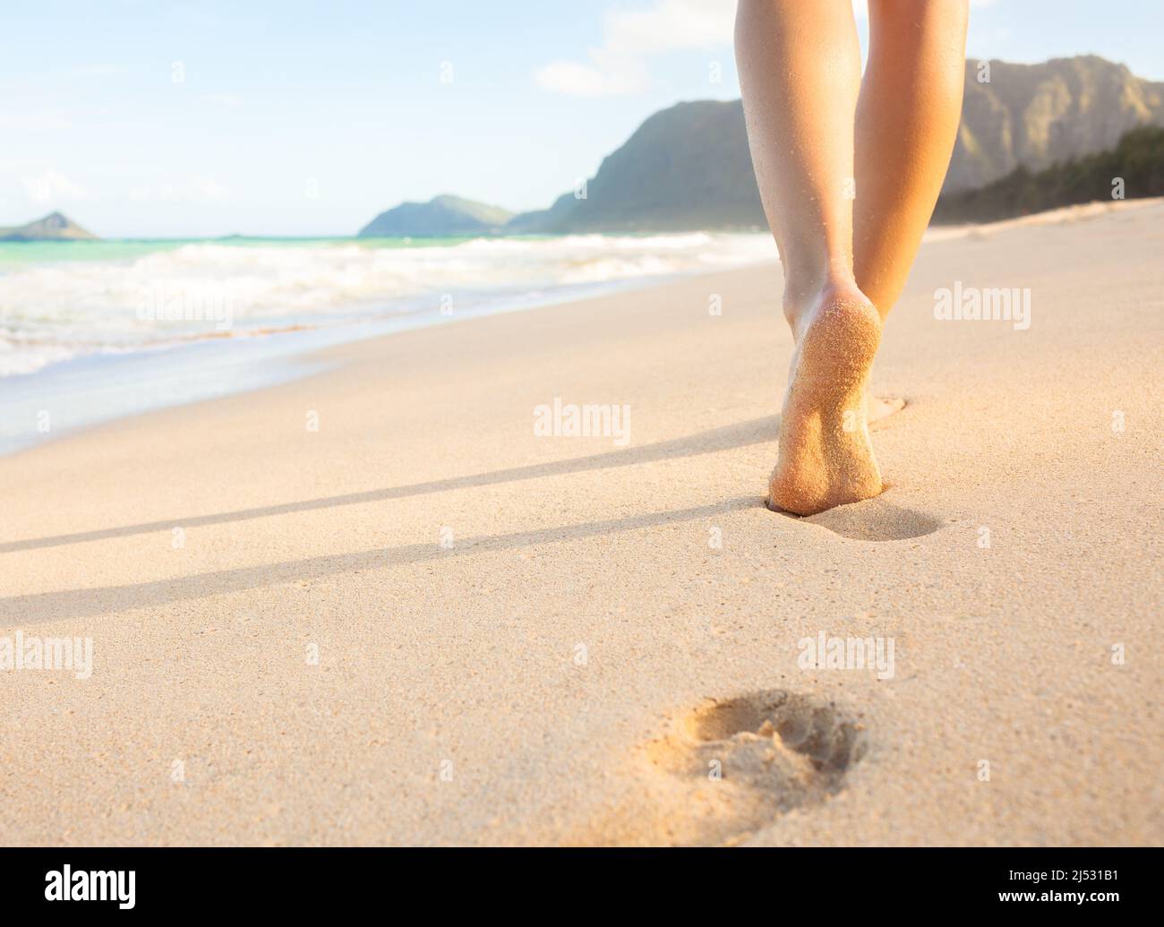 Pretty feet barefoot beach hi-res stock photography and images - Alamy