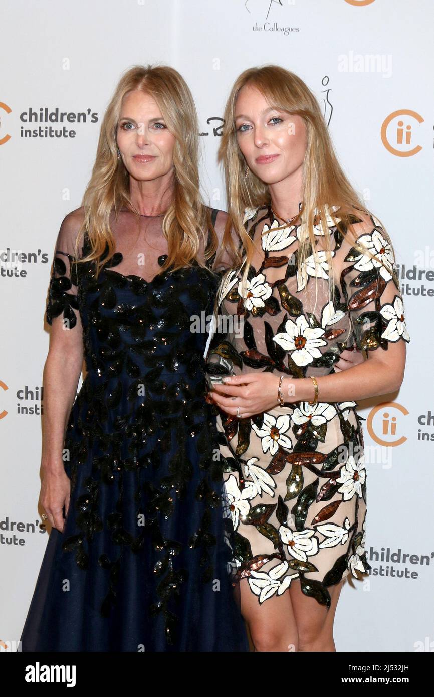 LOS ANGELES - APR 19: Catherine Oxenberg, India Oxenberg at the 32nd ...