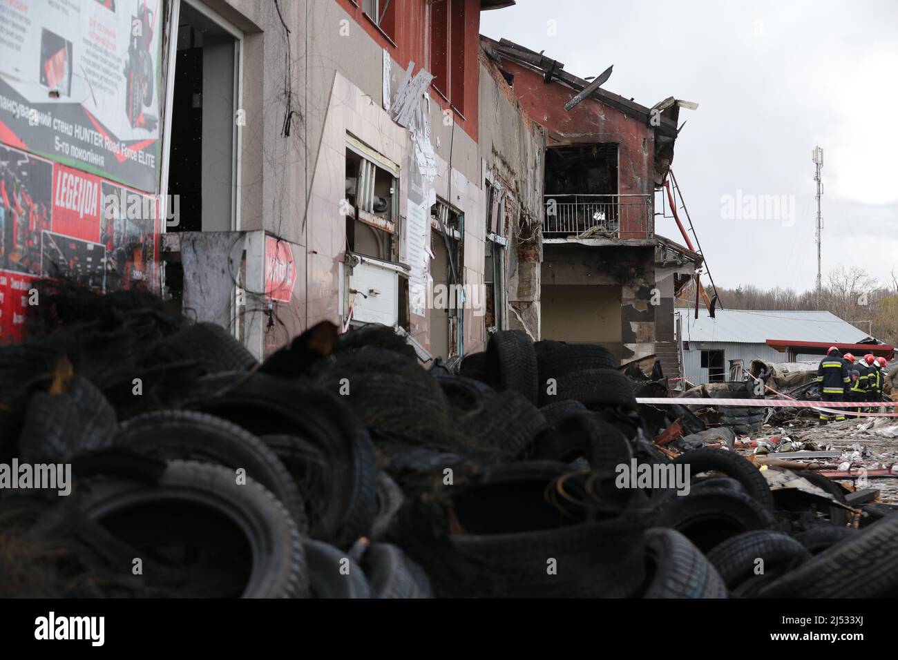 Non Exclusive: LVIV, UKRAINE - APRIL 18, 2022 - An automobile repair ...