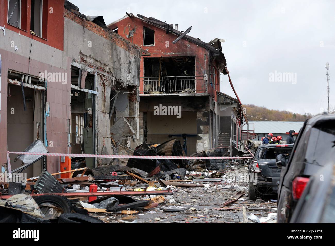 Non Exclusive: LVIV, UKRAINE - APRIL 18, 2022 - An automobile repair ...