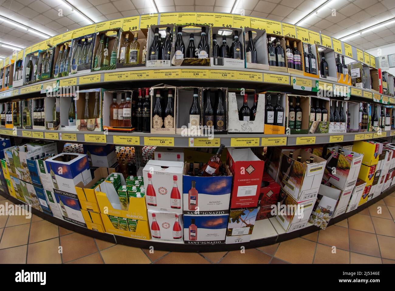 Supermarket fish display hi-res stock photography and images - Alamy