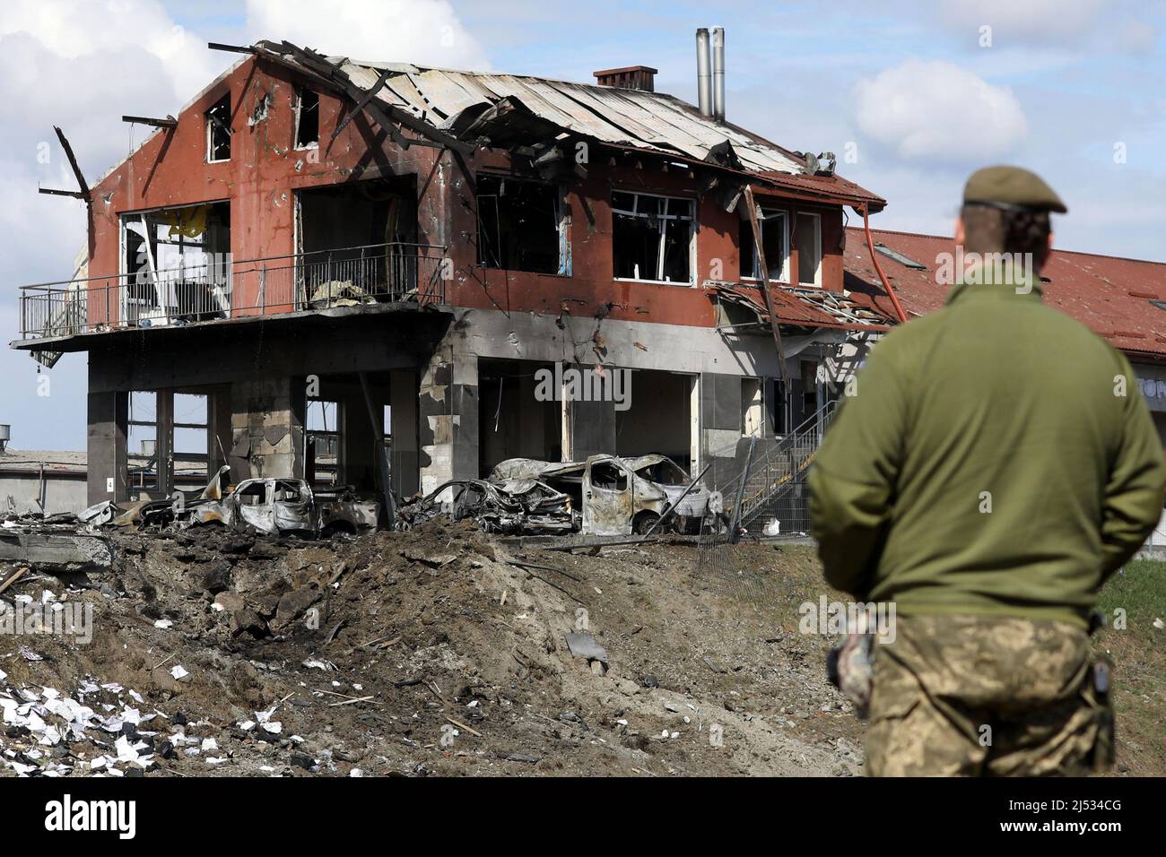 Non Exclusive: LVIV, UKRAINE - APRIL 18, 2022 - An automobile repair ...