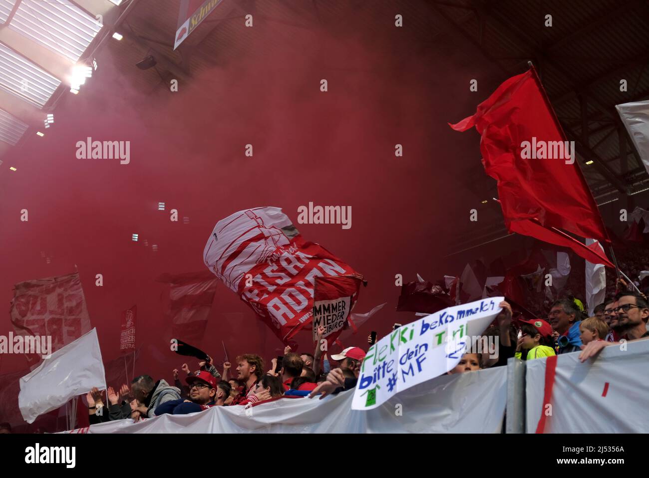 Freiburg, Deutschland. 16th Apr, 2022. Feature, red smoke in the fan ...